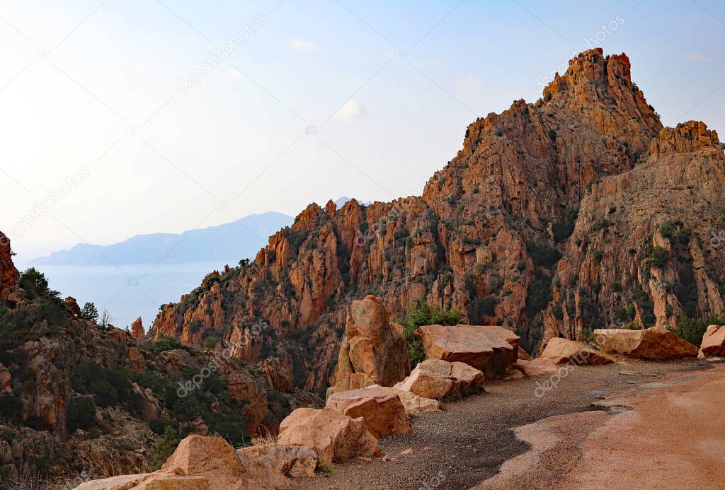 tierras baldías rojas llamadas Calanques de Piana en Córcega Francia ...