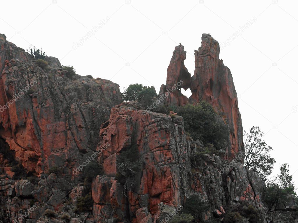 pequeño agujero en forma de corazón en la roca en la isla de Córcega ...