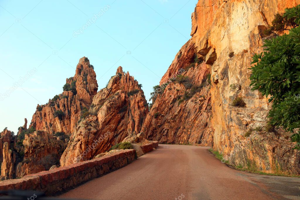 carretera muy pintoresca llamada Ruta D81 en Córcega francesa que cruza ...