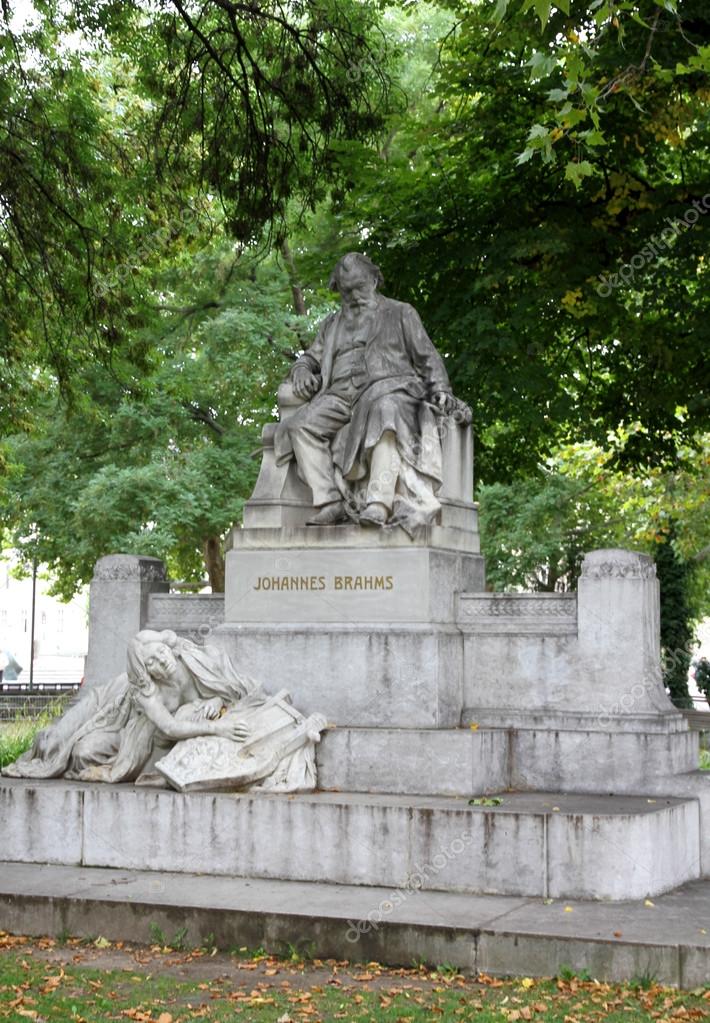 Beautiful commemorative statue of the great musician BRAHMS — Stock ...