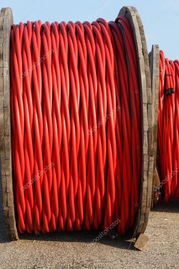 rollos de cable de alimentación de alta tensión en la central eléctrica ...