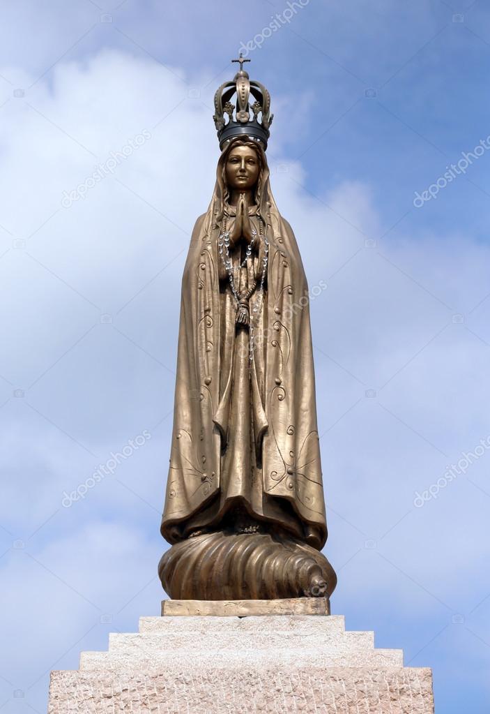 Ancient statue depicting the madonna with folded hands — Stock Photo ...