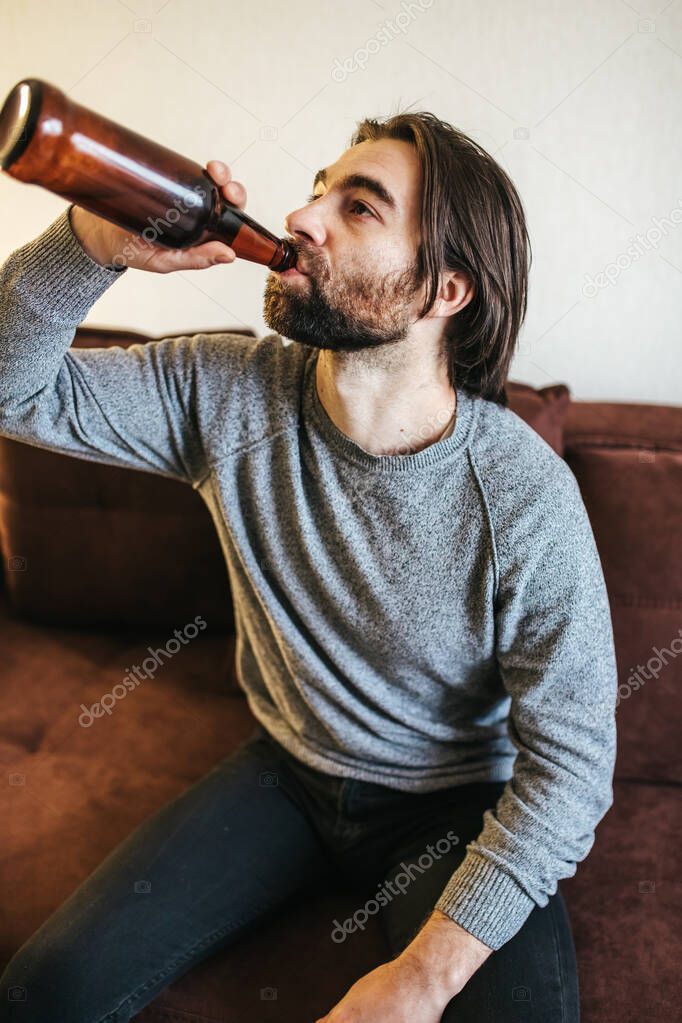 Adicción al alcohol a temprana edad. Hombre caucásico no puede dejar de ...