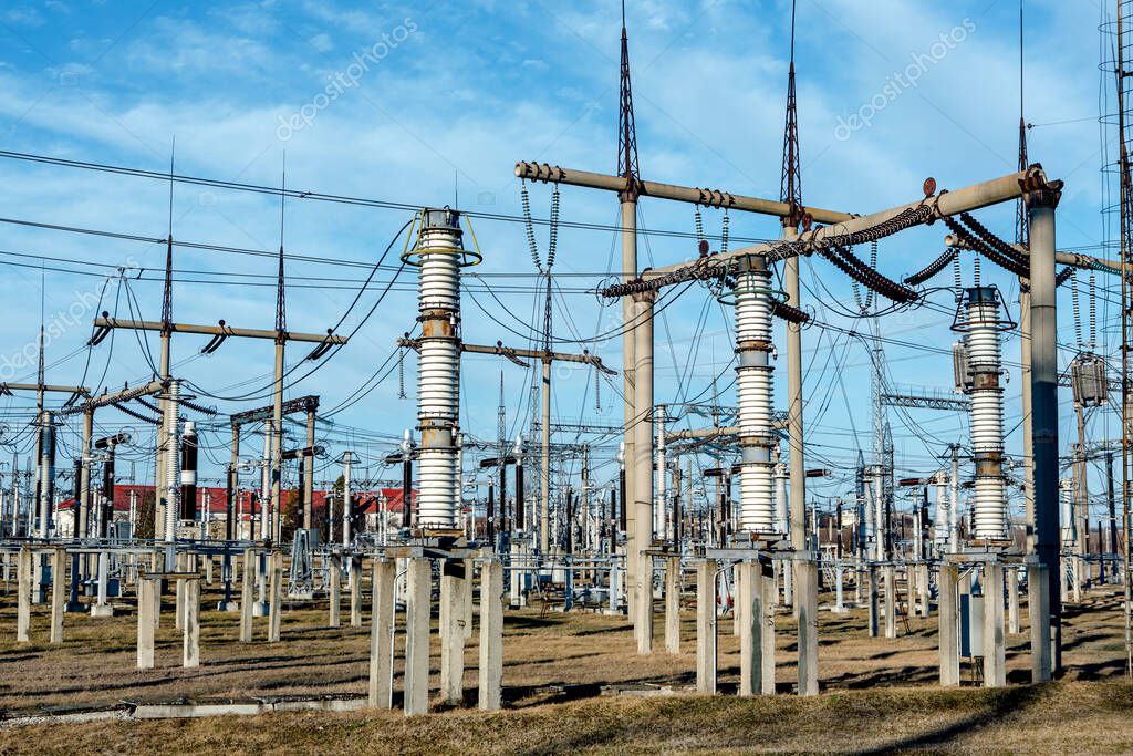 Subestaci n del transformador de potencia de alto voltaje. detalle de una antigua subestaci n el ...