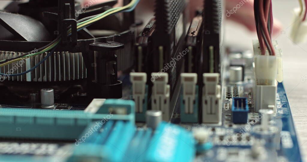 Conectando cables en una computadora. Componentes dentro de la unidad ...