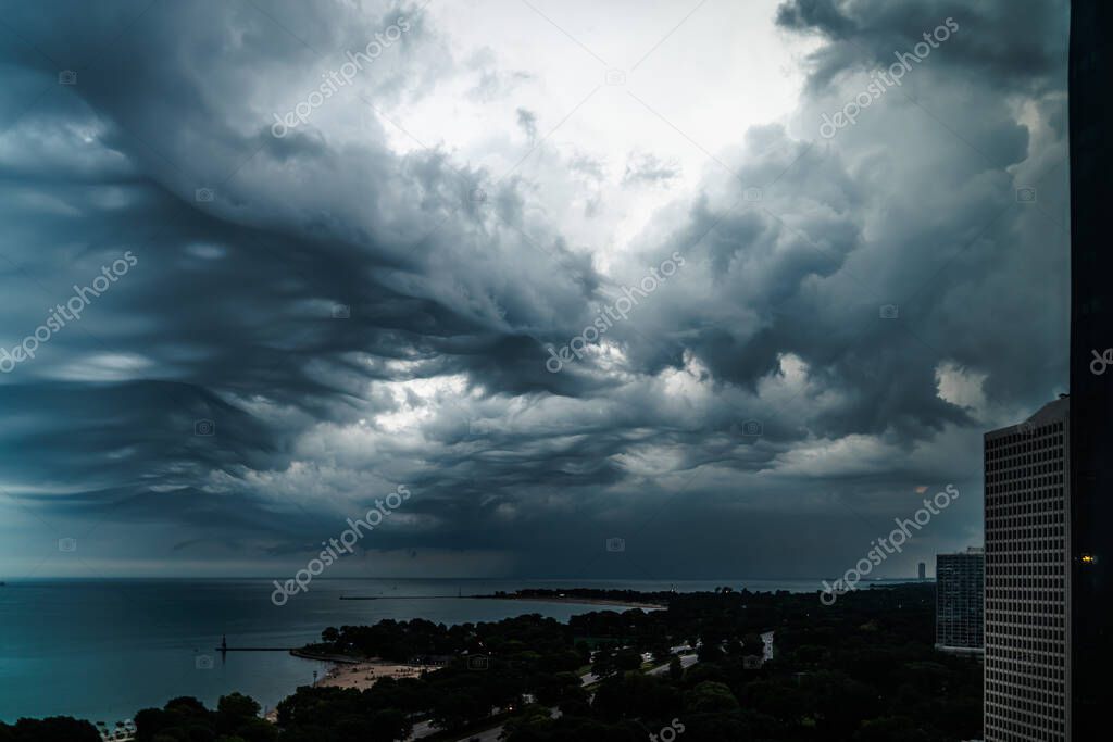 Escena aérea intensa mientras una nube de Asperitas y el clima de ...