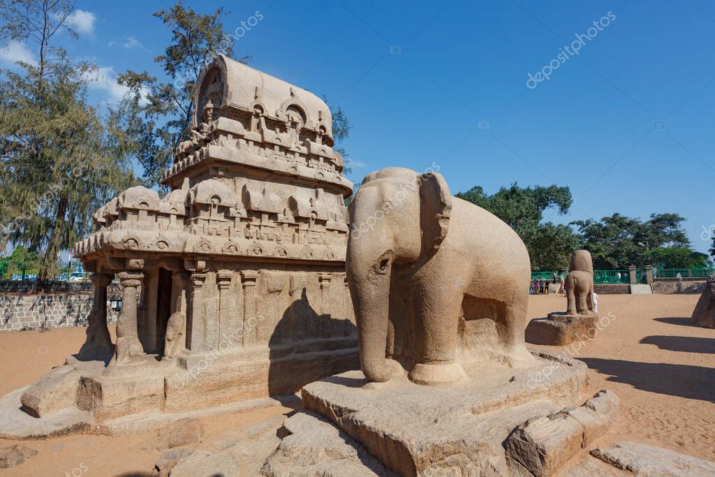 Nakula Sahadeva ratha y una estatua de elefante, una de las Pancha ...