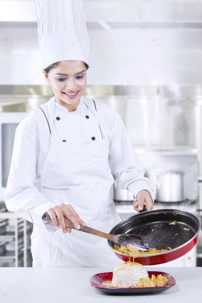 Chef mujer trabaja en cocina de restaurante — Foto de stock ...