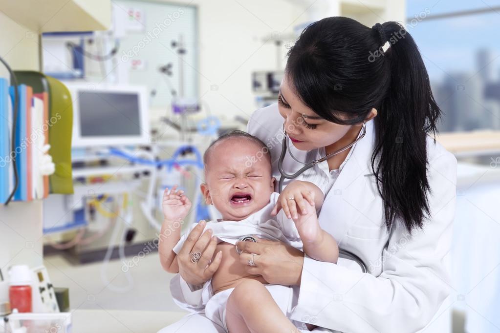 Bebé asustado cuando visita al médico — Foto de stock #124725780 ...
