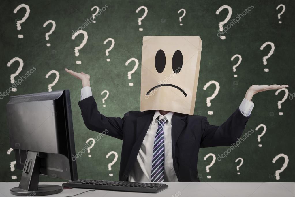 Persona confundida con signos de interrogación — Foto de Stock ...