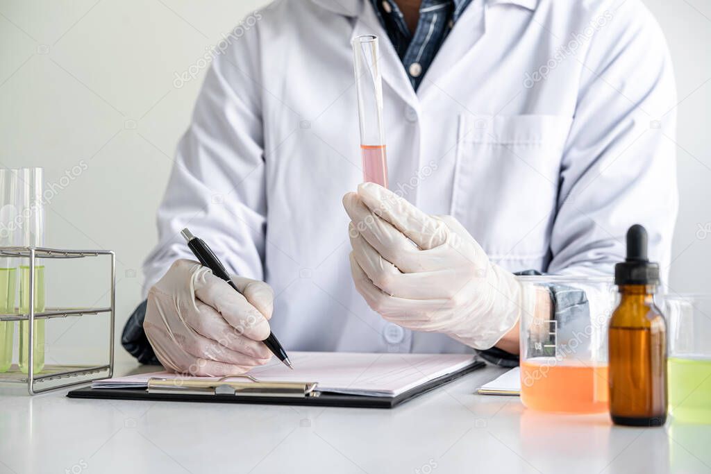 Bioqu mica investigaci n de laboratorio, Qu mico est analizando la muestra en laboratorio con ...