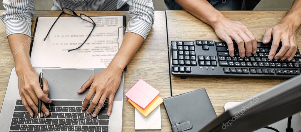 Escribiendo códigos y tecleando tecnología de código de datos, equipo ...