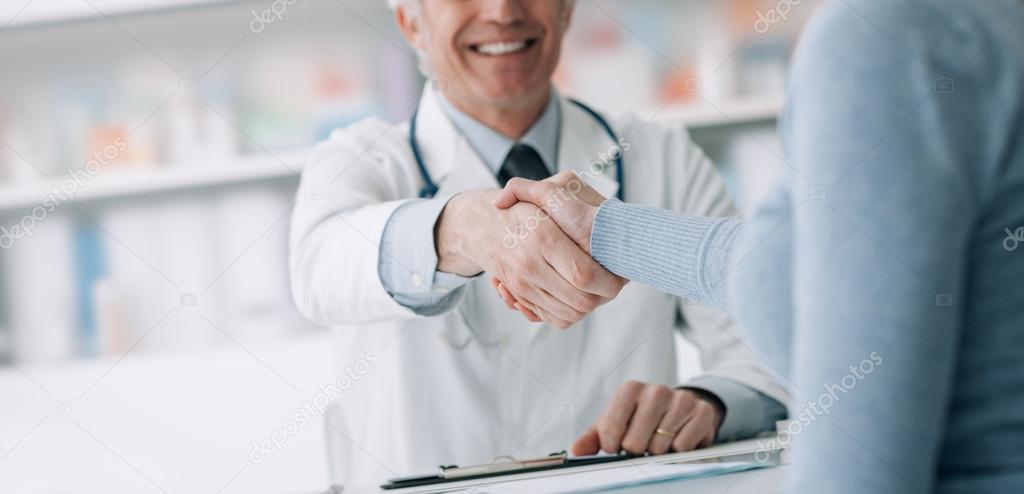 Médico y paciente estrechando las manos 2023