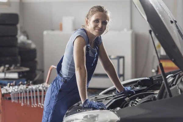 Female auto mechanic Stock Photos, Royalty Free Female auto mechanic ...