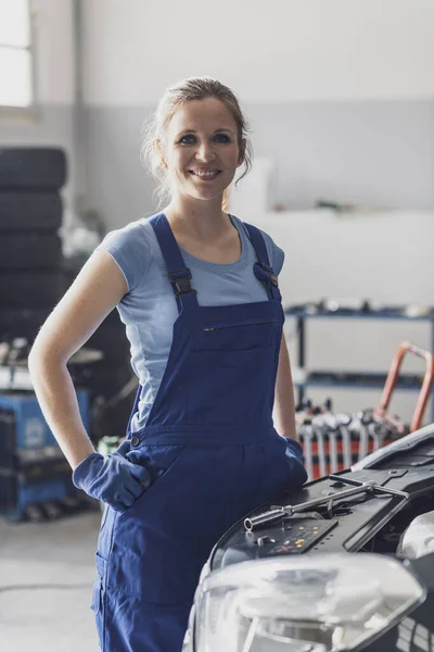 Female auto mechanic Stock Photos, Royalty Free Female auto mechanic ...