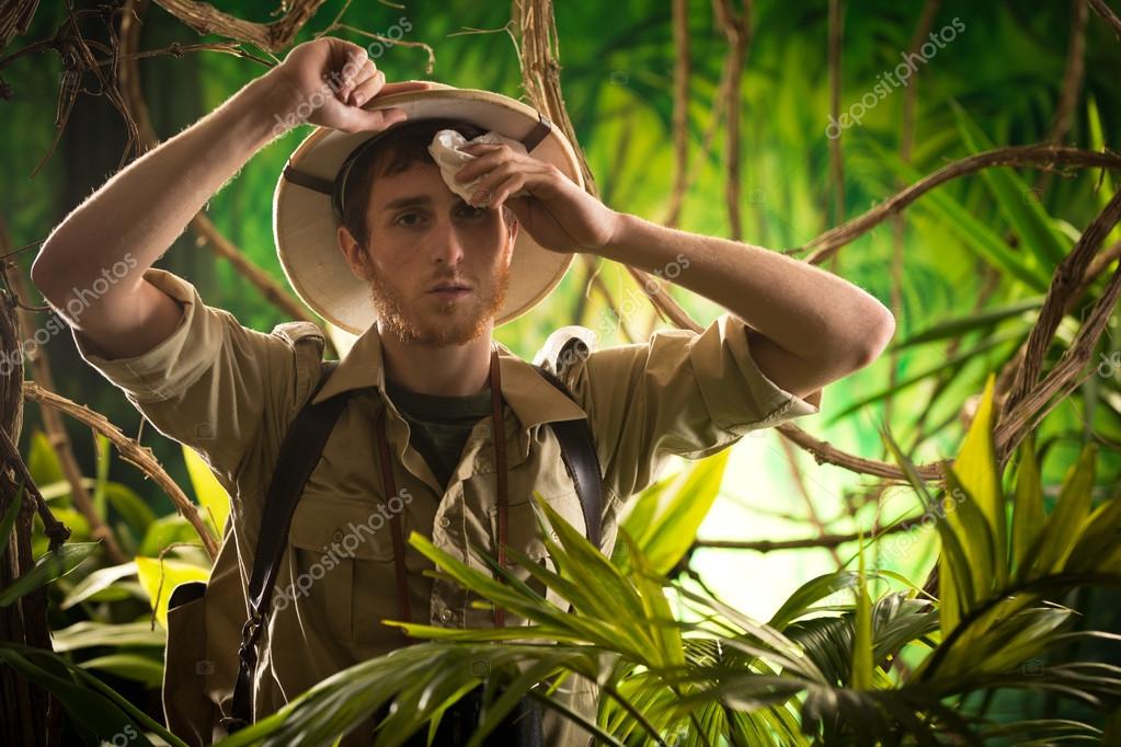 정글에서 지친된 젊은 탐험가 — 스톡 사진 © stokkete #51829511