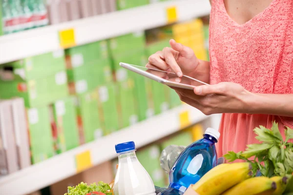 Using food app at store - Stock Image - Everypixel