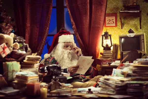 Santa Claus leyendo la carta de Navidad 2023