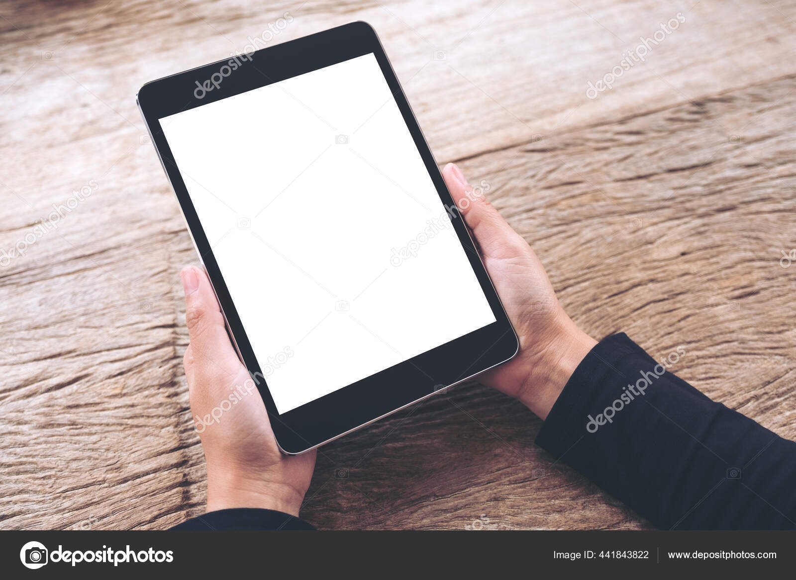 Imagem Mockup Mãos Segurando Tablet Preto Com Tela Branca Branco — Foto ...