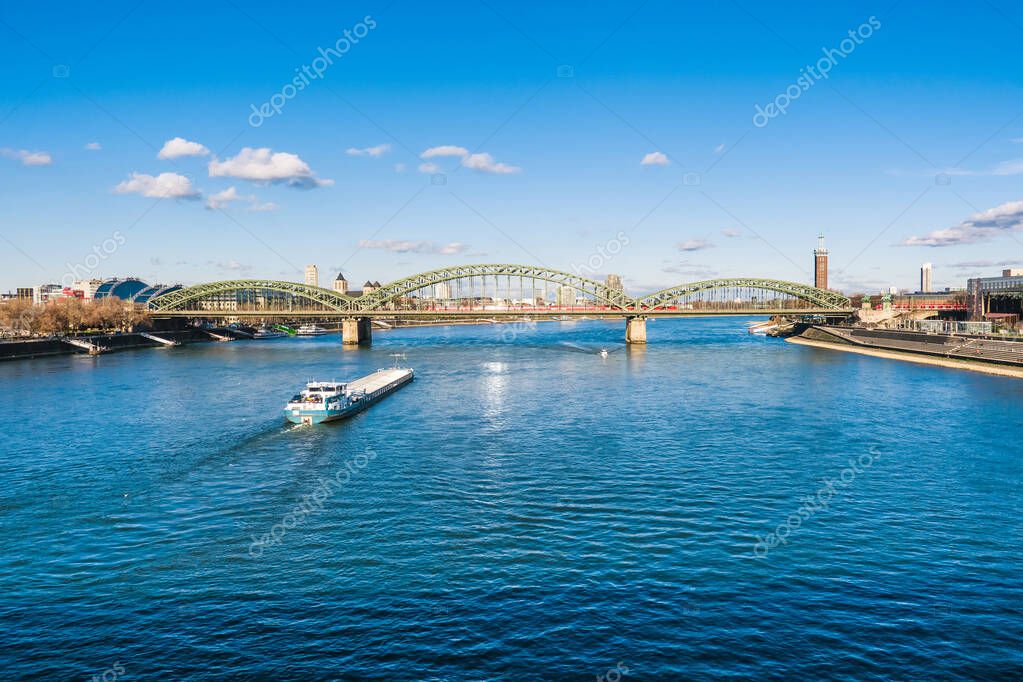Colonia Koln, Alemania, Vista panorámica del río Rin con ...