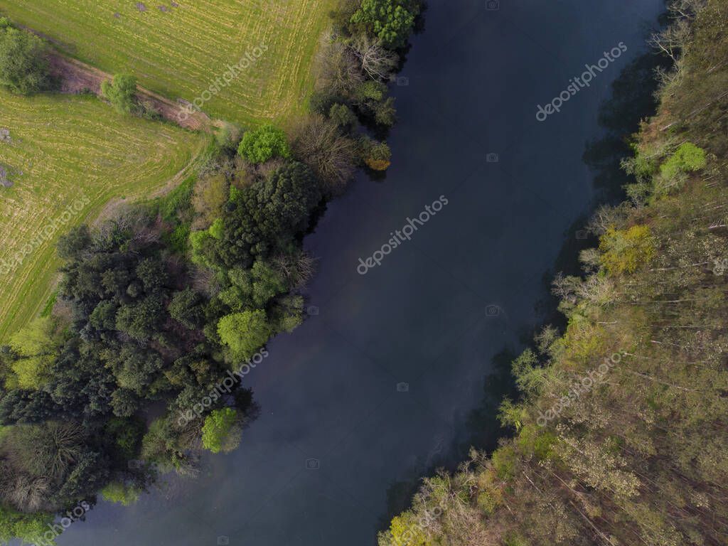 Vista aérea del río Navia y sus prados en Asturias, España 2022