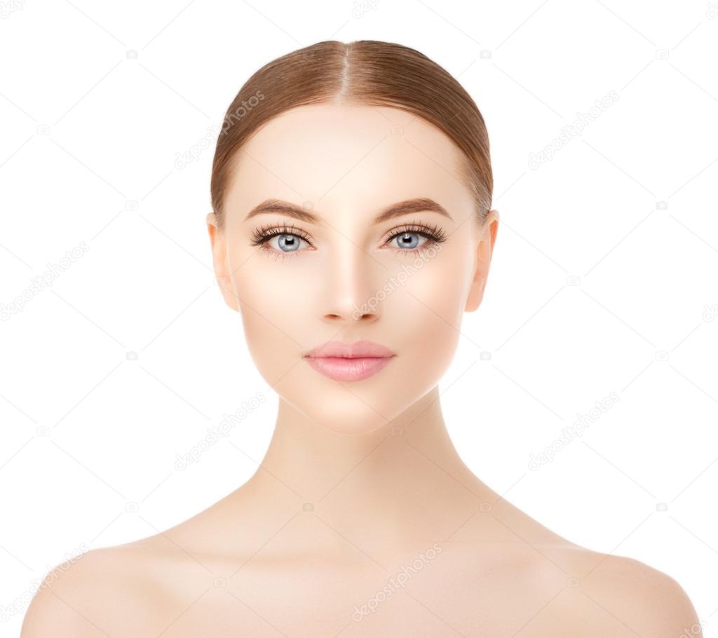 Hermosa cara de mujer cerca del estudio en blanco. Belleza modelo spa ... Hermosa cara de mujer cerca del estudio en blanco. Belleza modelo spa ...