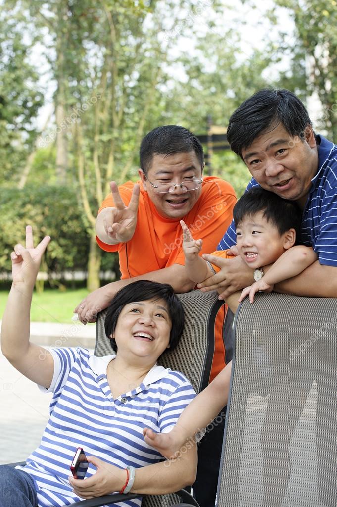 Niño feliz jugando con su tío y su tía — Foto de stock #123447256 © jackq