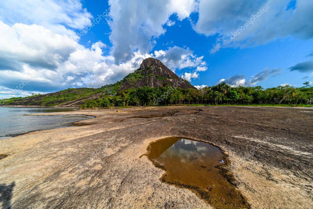 Guaina, Colombia. La montaña grande y asombrosa de Mavicure, Pajarito 2022