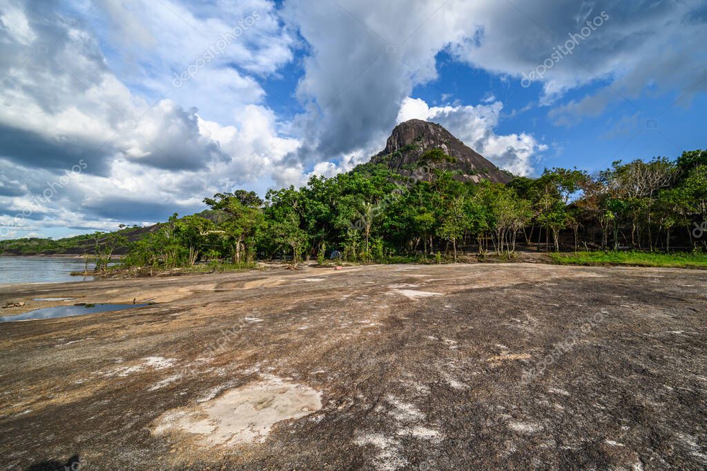 Guaina, Colombia. La montaña grande y asombrosa de Mavicure, Pajarito 2022