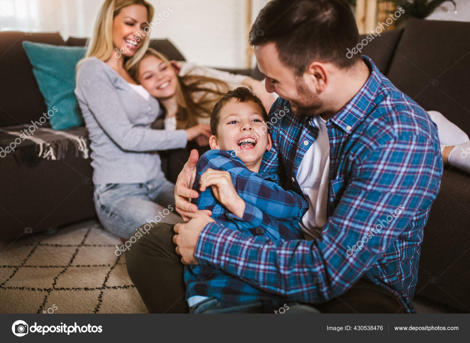 Familia Feliz Con Niños Jugando Casa Familia Sentada Suelo Jugando Fotografía De Stock