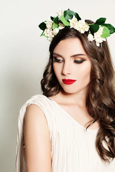 Modest woman Stock Photos, Royalty Free Modest woman Images | Depositphotos