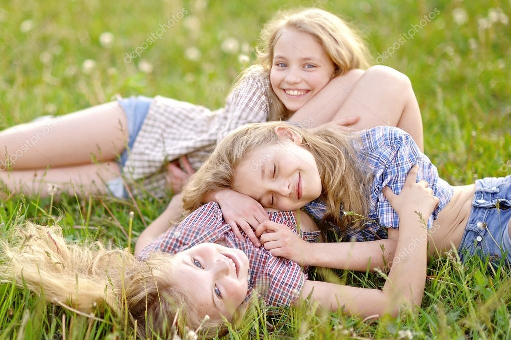 Portrait de trois petites amies sur la nature — Photo de stock par ...