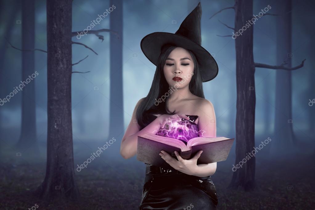 Wizard woman holding spell book — Stock Photo © leolintang #120823466