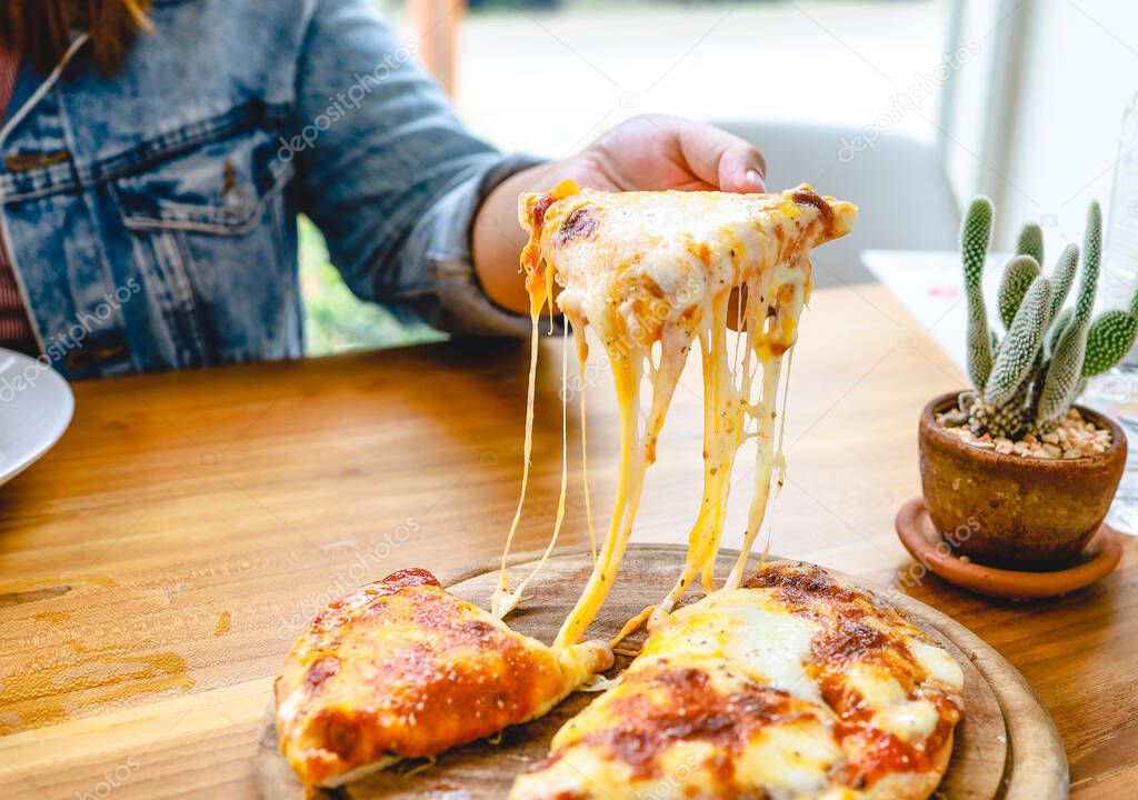 Una rebanada de queso fresco caliente muy cursi vegetariano pizza mozzarella. Queso fundido ...