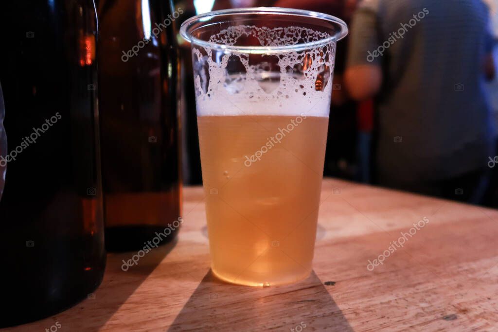 Cerveza. Disfrutando de las bebidas por la noche en la fiesta del pub ...