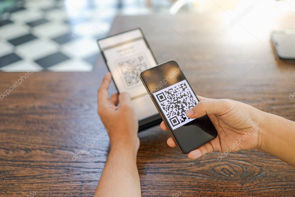 Pago con código Qr. E billetera. Etiqueta de escaneo hombre aceptado generar pago digital sin ...