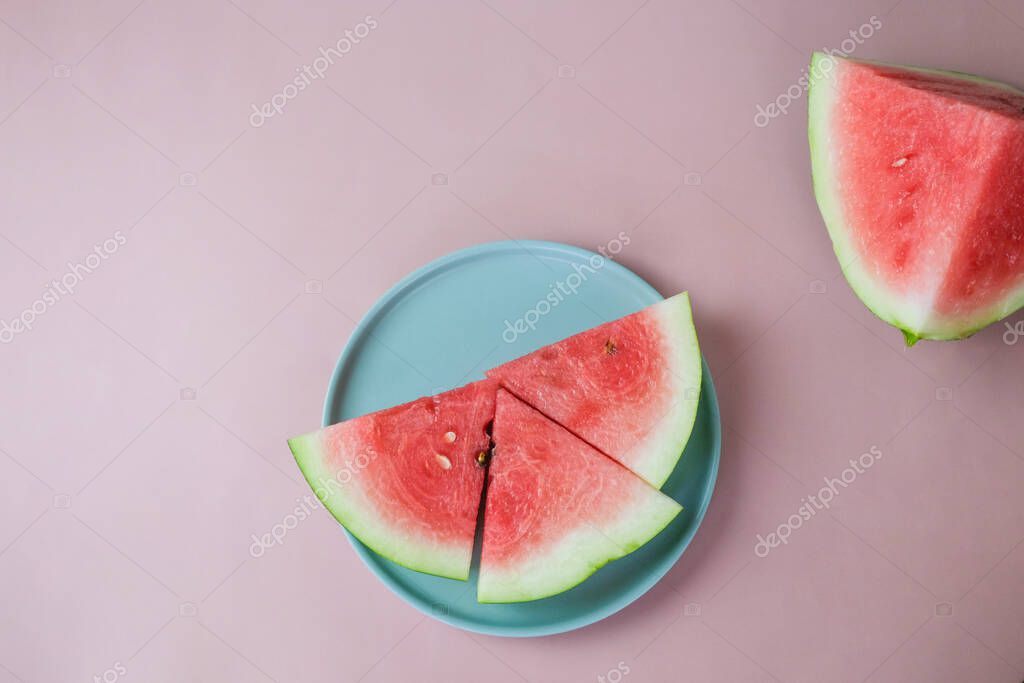 Trozos de sandía sobre un plato redondo sobre un fondo rosado. Vista ...