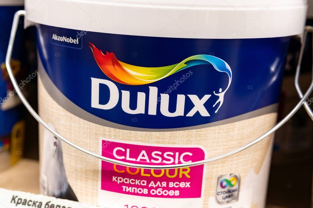 Tyumen, Rusia-09 de diciembre de 2020: Dulux pinta en la estantería de un hipermercado de la ...