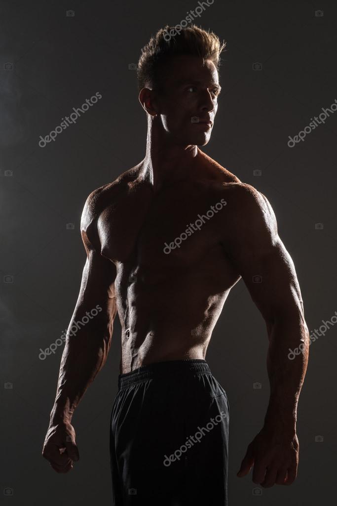 Silueta de un hombre musculoso en la sombra 2024