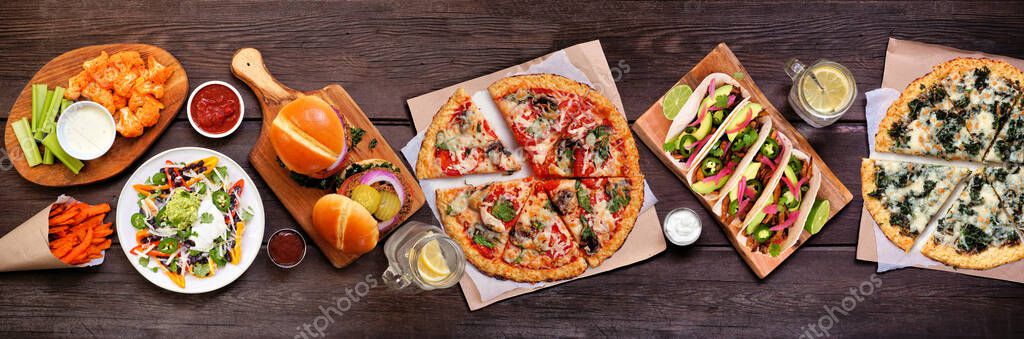 Planta saludable basada en la escena de mesa de comida rápida. Vista ...