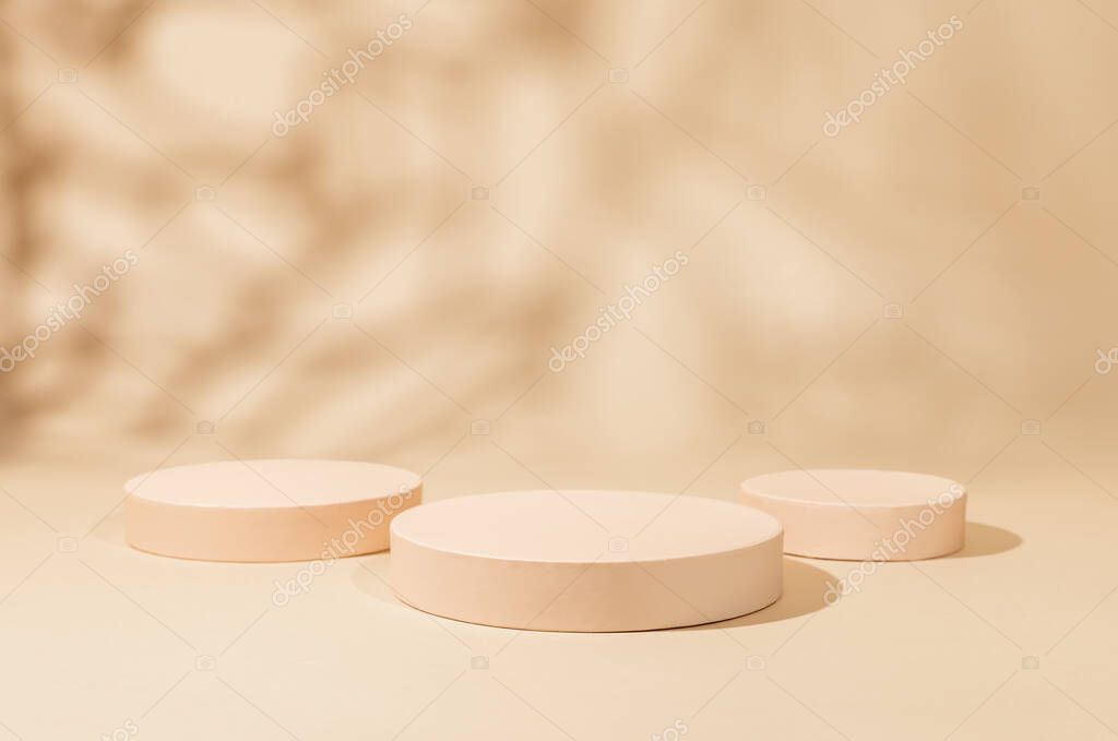 Fondo abstracto con podios geométricos o pedestales para la ...