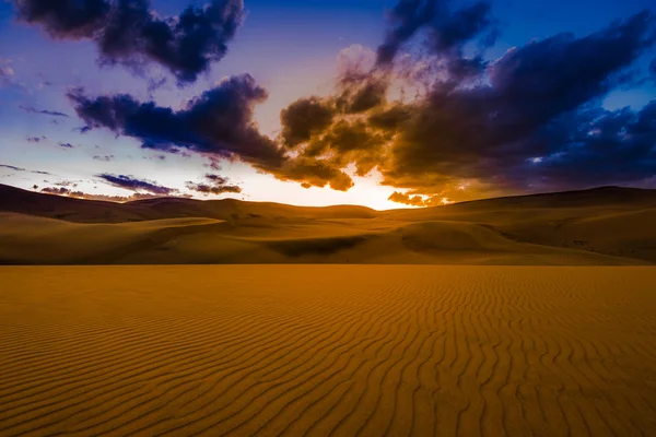 Atardecer en desierto fotos de stock, imágenes de Atardecer en desierto ...