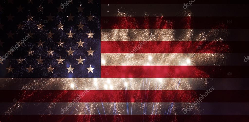 Fuegos artificiales de celebración en el fondo de la bandera de Estados ...