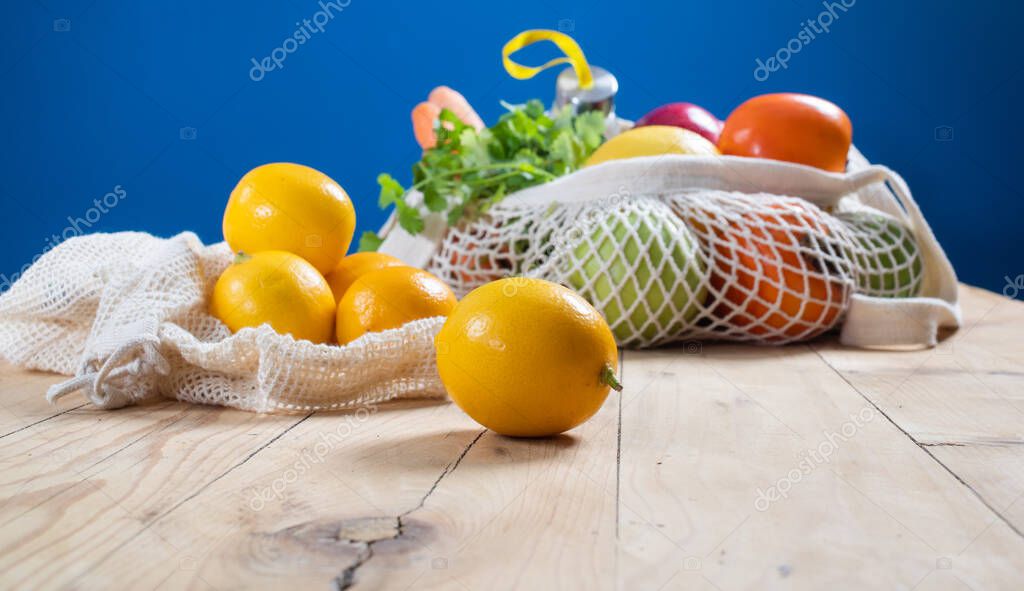 frutas y verduras frescas en una bolsa ecológica. Cero residuos ...