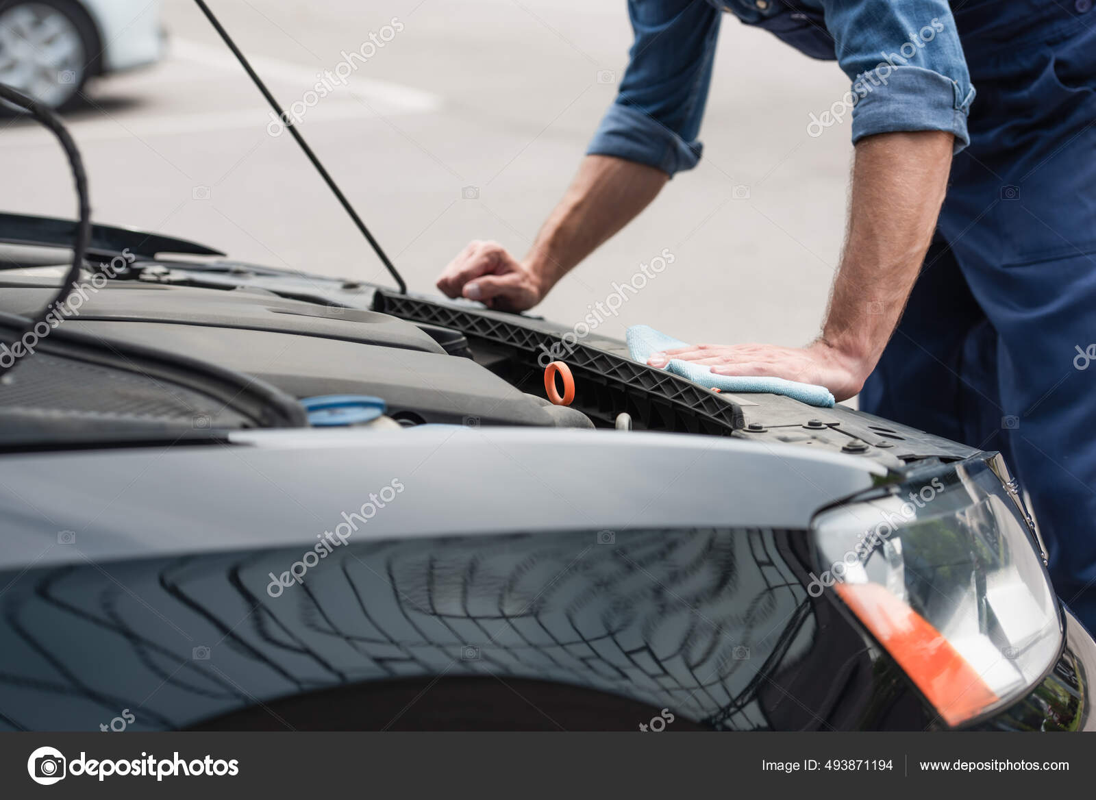 Cropped View Mechanic Rag Cleaning Car Outdoors — Stock Photo ...