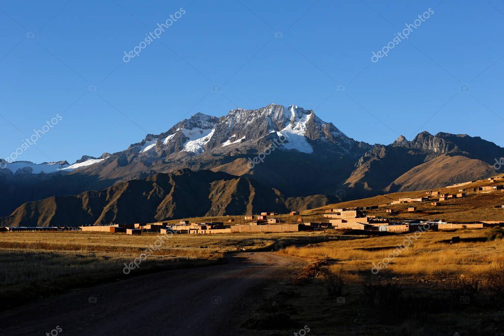 Mount Chicon Behind a Highland Village, Under a Blue Sky (en inglés ...