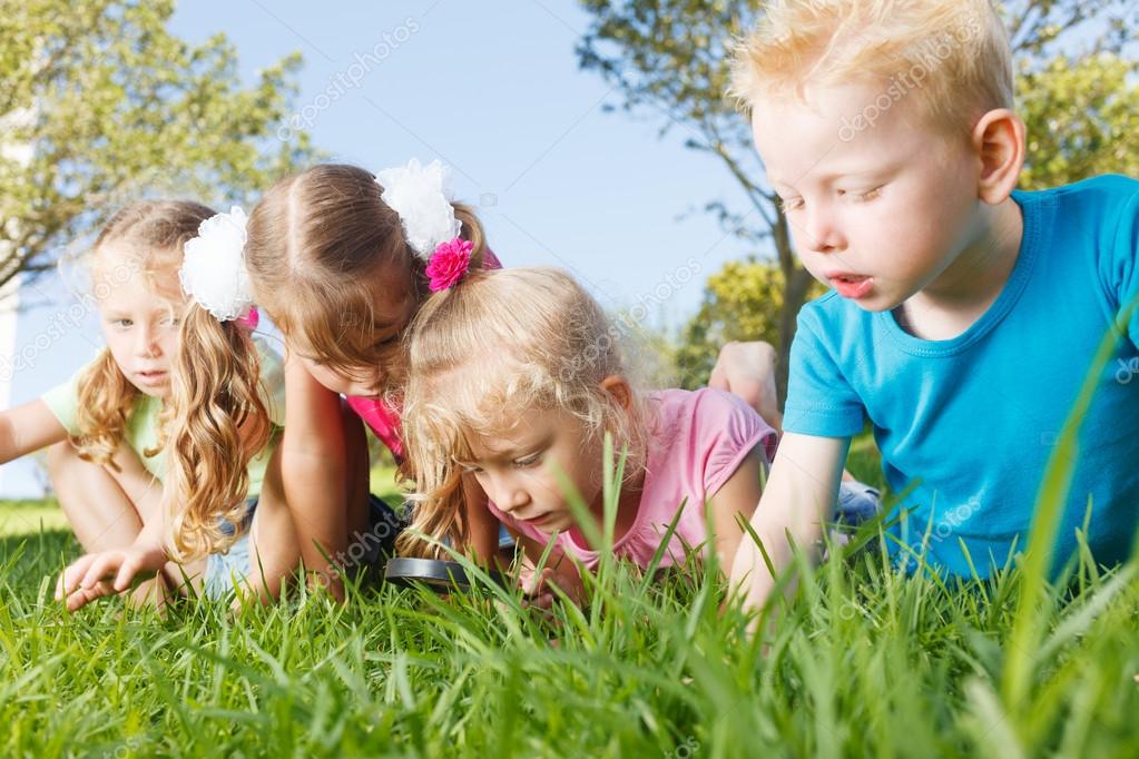 Niños en edad preescolar explorando la naturaleza 2024