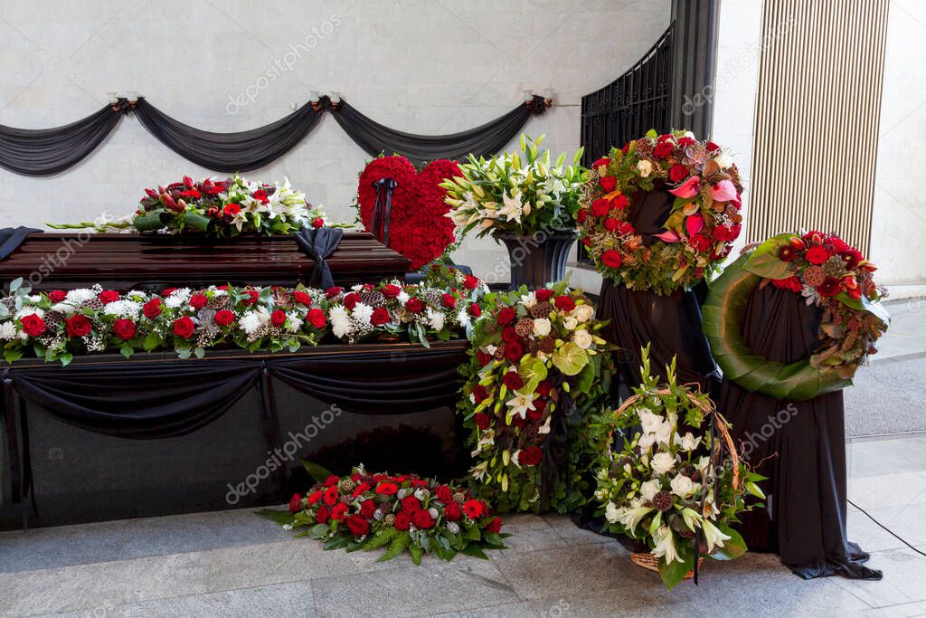 El ataúd está decorado con varias flores. Una hermosa ceremonia ...