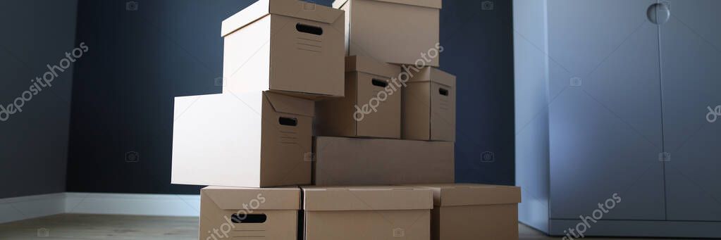 Boxes stand Stock Photos, Royalty Free Boxes stand Images | Depositphotos