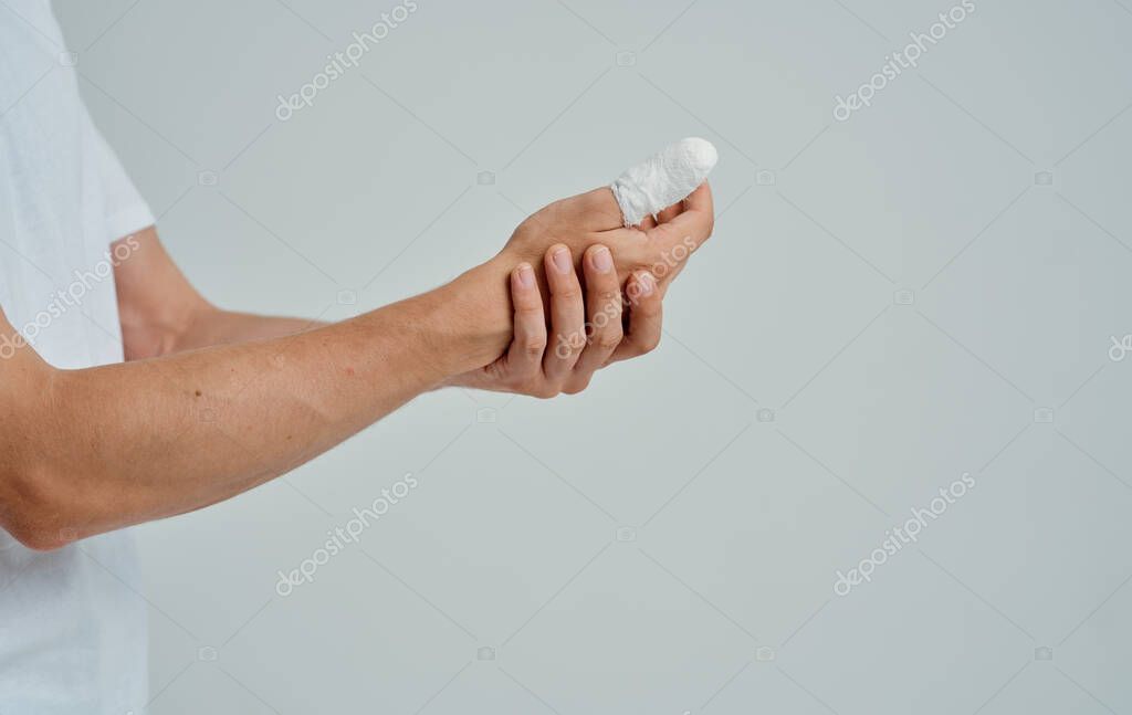 hombre con el pulgar roto problemas de salud medicina paciente 2023